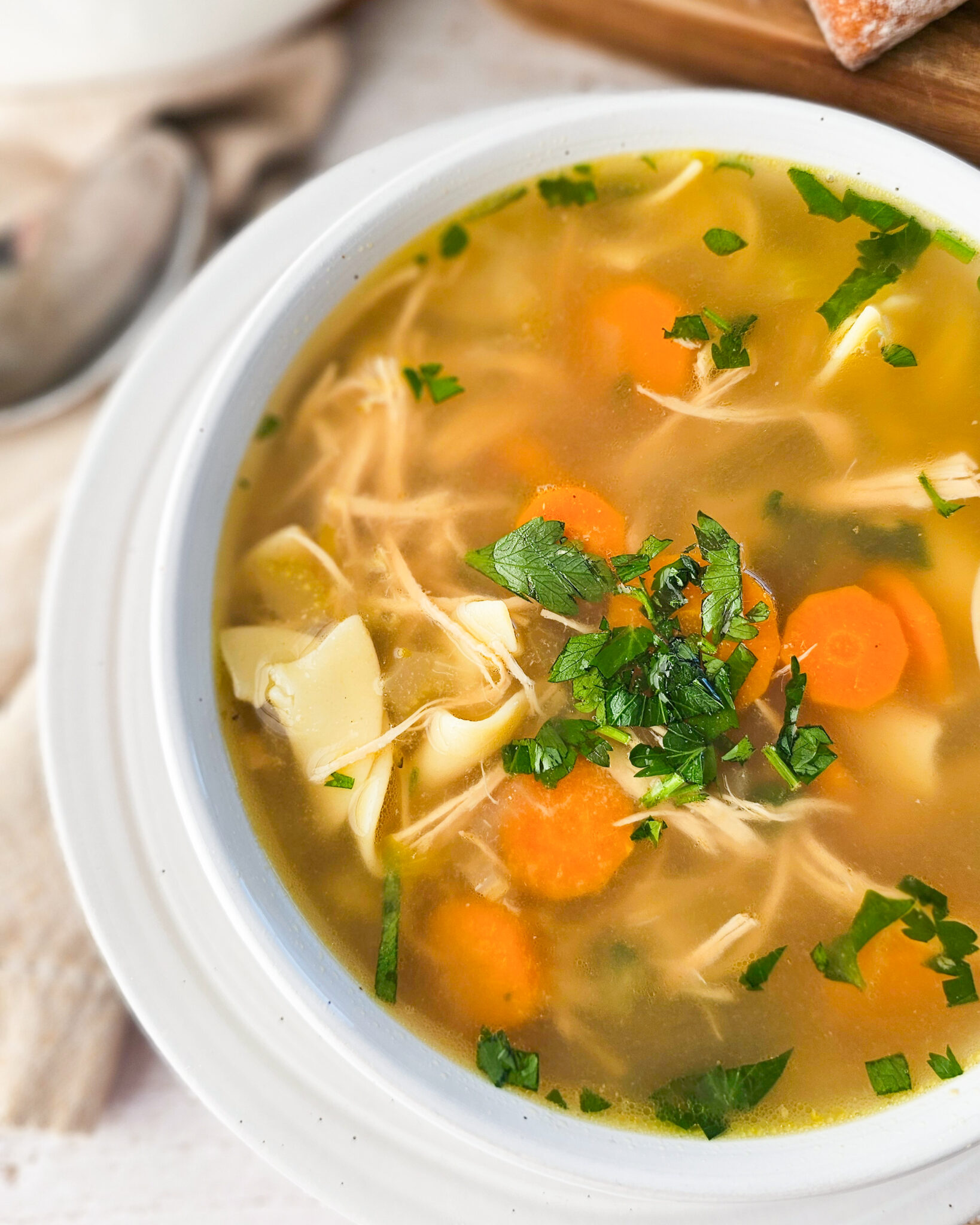 Sopa de pollo con fideos en olla de cocción lenta - Mujeres de hoy